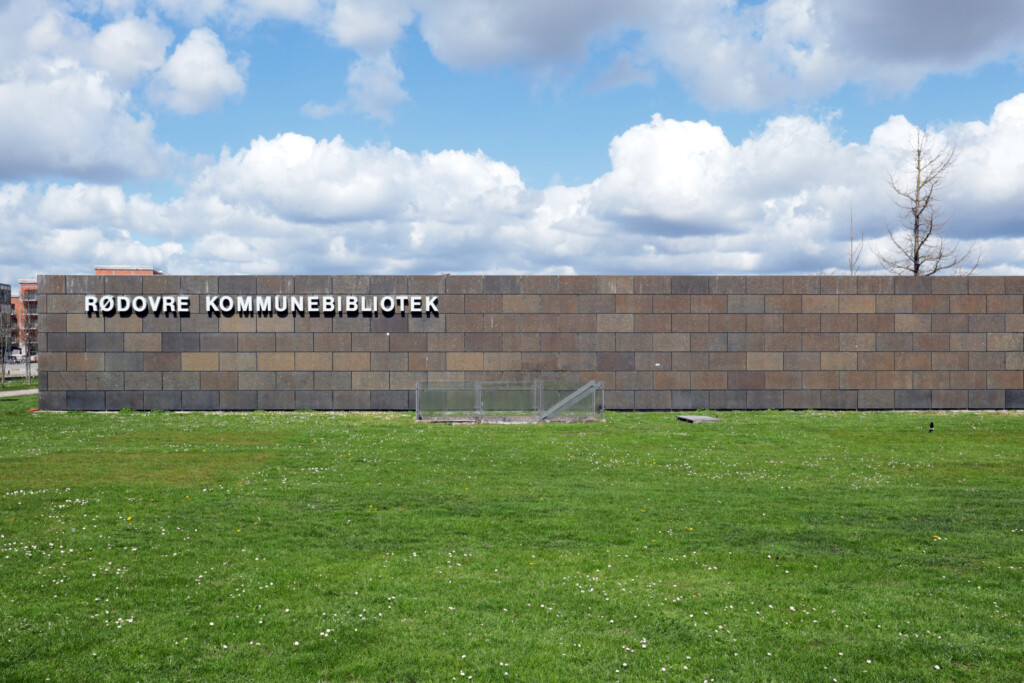 Rødovre Bibliothek (Arne Jacobsen) [DK. Rødovre] ; 1969